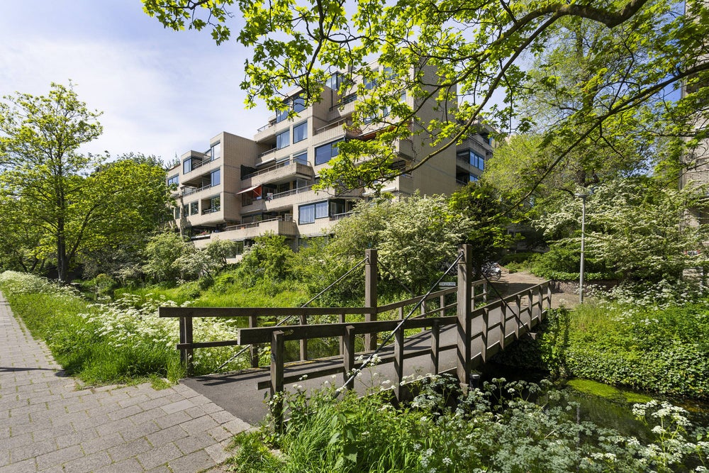 H04250084 - Stark Real Estate